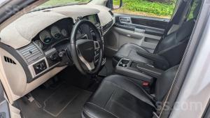 Pelēks Chrysler Grand Voyager 2011 Rīga, ar dzinēja tilpumu 2.80 L un nobraukumu 305 tūkst. km par 6700 €, foto 10 vietnē AUTOMOTO.COM.LV