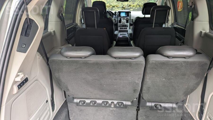 Pelēks Chrysler Grand Voyager 2011 Rīga, ar dzinēja tilpumu 2.80 L un nobraukumu 305 tūkst. km par 6700 €, foto 12 vietnē AUTOMOTO.COM.LV