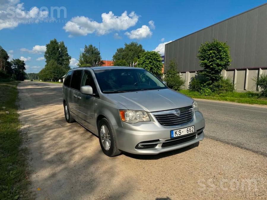 Grey Chrysler Grand Voyager 2012 in Riga, with an engine capacity of 2.80 L and mileage of 375 thousand km for 4500 €, photo 1 on AUTOMOTO.COM.LV