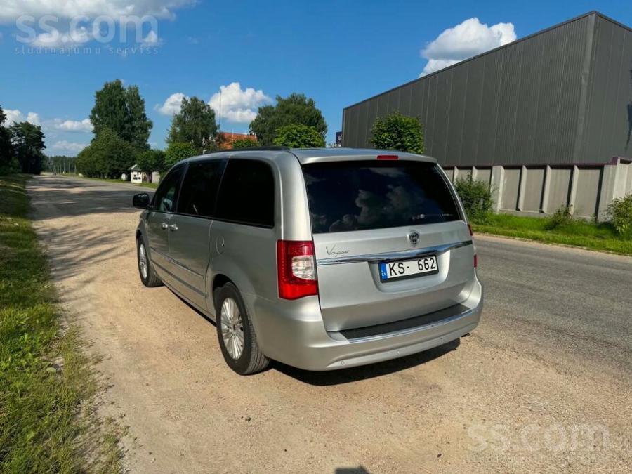 Grey Chrysler Grand Voyager 2012 in Riga, with an engine capacity of 2.80 L and mileage of 375 thousand km for 4500 €, photo 5 on AUTOMOTO.COM.LV
