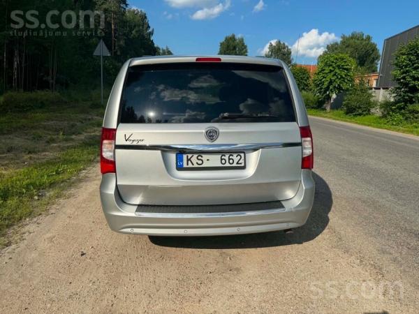 Grey Chrysler Grand Voyager 2012 in Riga, with an engine capacity of 2.80 L and mileage of 375 thousand km for 4500 €, photo 6 on AUTOMOTO.COM.LV