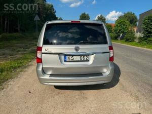 Grey Chrysler Grand Voyager 2012 in Riga, with an engine capacity of 2.80 L and mileage of 375 thousand km for 4500 €, photo 7 on AUTOMOTO.COM.LV