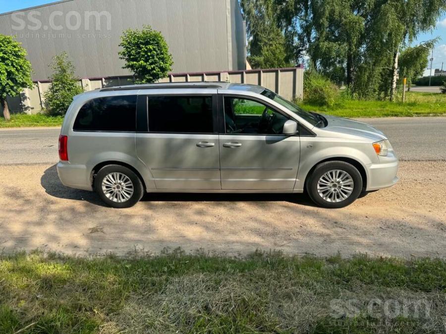 Grey Chrysler Grand Voyager 2012 in Riga, with an engine capacity of 2.80 L and mileage of 375 thousand km for 4500 €, photo 9 on AUTOMOTO.COM.LV