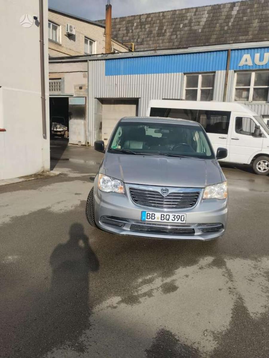 Grey Chrysler Grand Voyager 2014 in Radviliskis, with an engine capacity of 2.78 L and mileage of 280 thousand km for 5600 €, photo 3 on AUTOMOTO.COM.LV