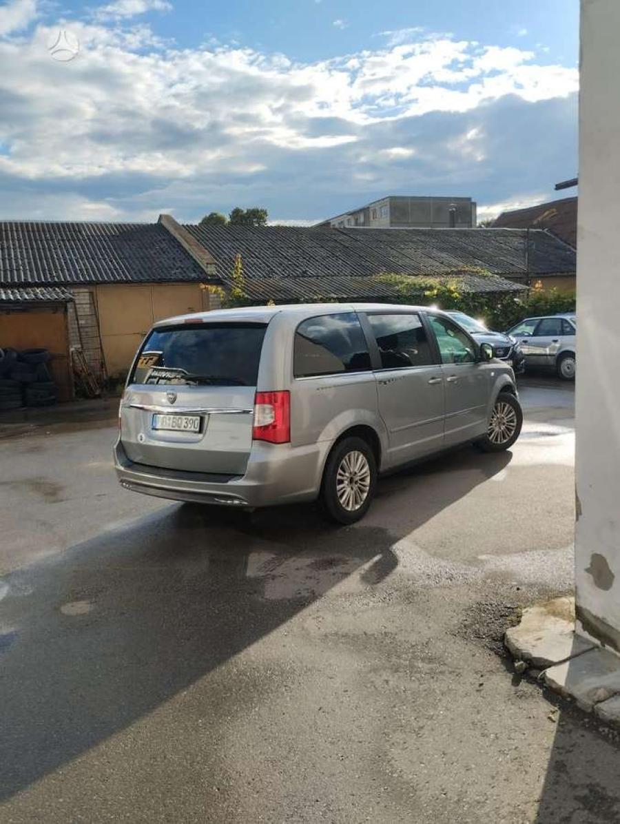Grey Chrysler Grand Voyager 2014 in Radviliskis, with an engine capacity of 2.78 L and mileage of 280 thousand km for 5600 €, photo 5 on AUTOMOTO.COM.LV