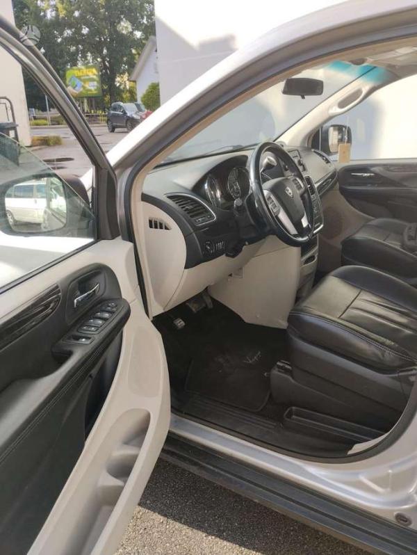 Grey Chrysler Grand Voyager 2014 in Radviliskis, with an engine capacity of 2.78 L and mileage of 280 thousand km for 5600 €, photo 5 on AUTOMOTO.COM.LV