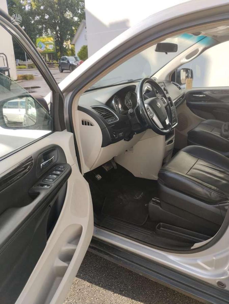 Grey Chrysler Grand Voyager 2014 in Radviliskis, with an engine capacity of 2.78 L and mileage of 280 thousand km for 5600 €, photo 6 on AUTOMOTO.COM.LV