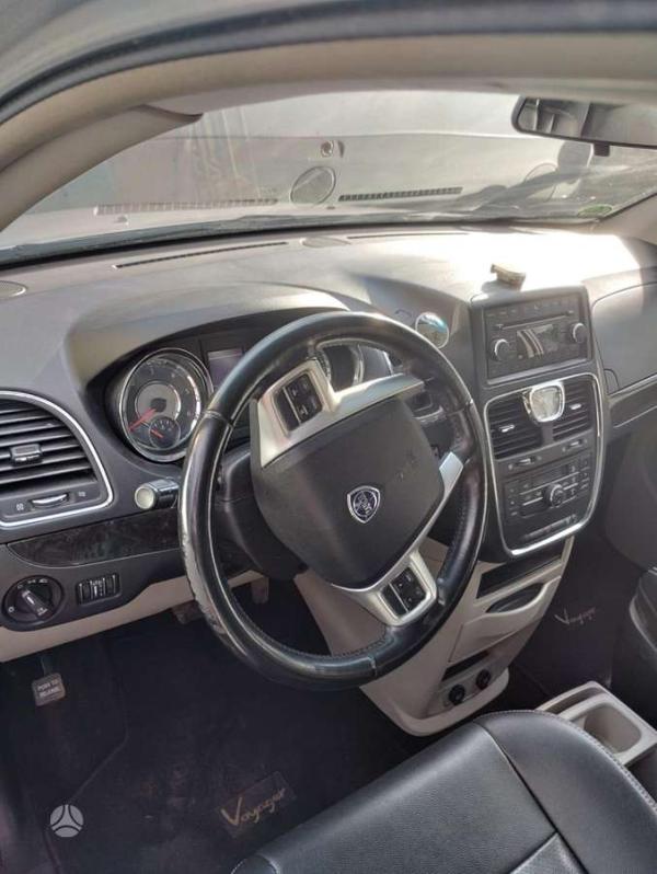 Grey Chrysler Grand Voyager 2014 in Radviliskis, with an engine capacity of 2.78 L and mileage of 280 thousand km for 5600 €, photo 6 on AUTOMOTO.COM.LV