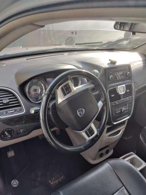 Grey Chrysler Grand Voyager 2014 in Radviliskis, with an engine capacity of 2.78 L and mileage of 280 thousand km for 5600 €, photo 7 on AUTOMOTO.COM.LV