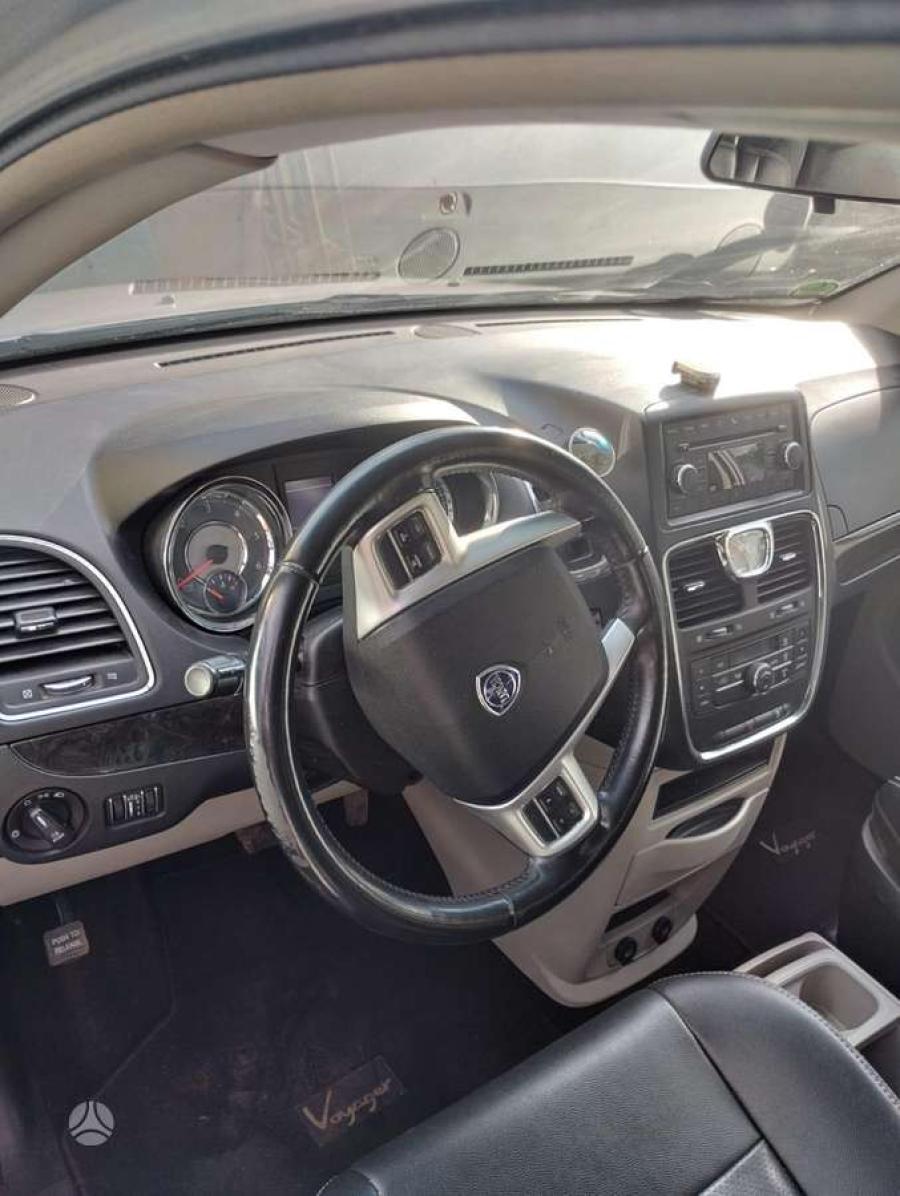 Grey Chrysler Grand Voyager 2014 in Radviliskis, with an engine capacity of 2.78 L and mileage of 280 thousand km for 5600 €, photo 7 on AUTOMOTO.COM.LV