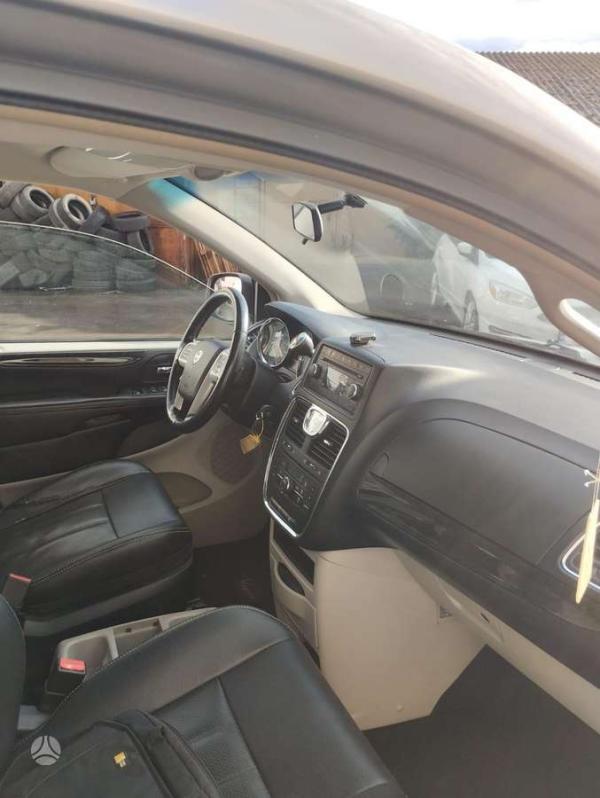 Grey Chrysler Grand Voyager 2014 in Radviliskis, with an engine capacity of 2.78 L and mileage of 280 thousand km for 5600 €, photo 7 on AUTOMOTO.COM.LV