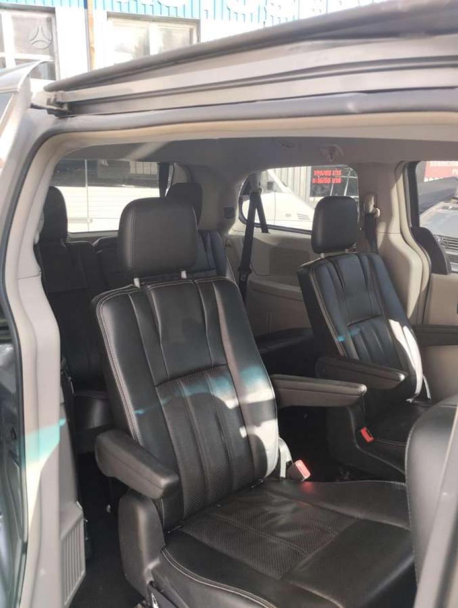 Grey Chrysler Grand Voyager 2014 in Radviliskis, with an engine capacity of 2.78 L and mileage of 280 thousand km for 5600 €, photo 9 on AUTOMOTO.COM.LV