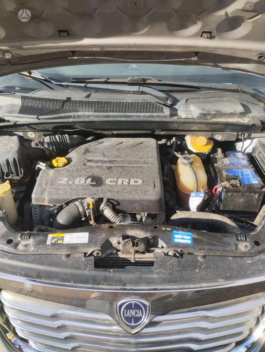 Grey Chrysler Grand Voyager 2014 in Radviliskis, with an engine capacity of 2.78 L and mileage of 280 thousand km for 5600 €, photo 10 on AUTOMOTO.COM.LV