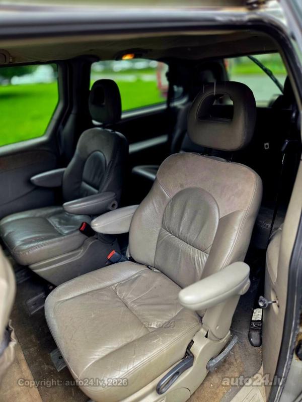 Grey Chrysler Grand Voyager 2001 in Tallinn, with an engine capacity of 2.50 L and mileage of 380 thousand km for 1150 €, photo 7 on AUTOMOTO.COM.LV