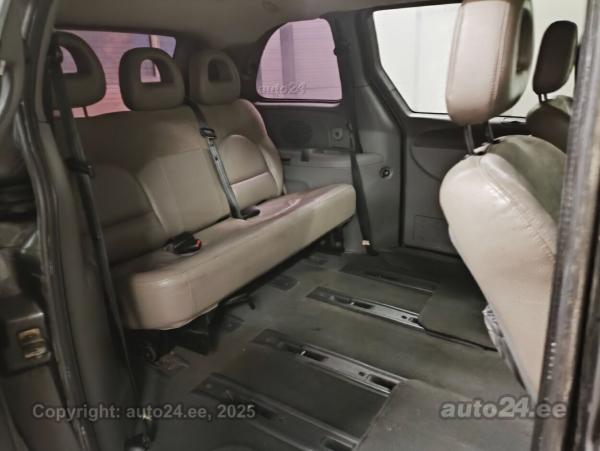 Pelēks Chrysler Grand Voyager 2004 Tallina, ar dzinēja tilpumu 2.50 L un nobraukumu 263 tūkst. km par 1488 €, foto 11 vietnē AUTOMOTO.COM.LV