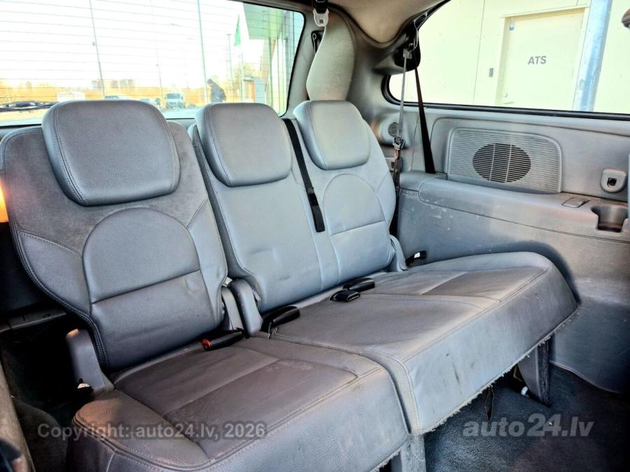 Pelēks Chrysler Grand Voyager 2004 Tallina, ar dzinēja tilpumu 2.80 L un nobraukumu 282 tūkst. km par 995 €, foto 8 vietnē AUTOMOTO.COM.LV