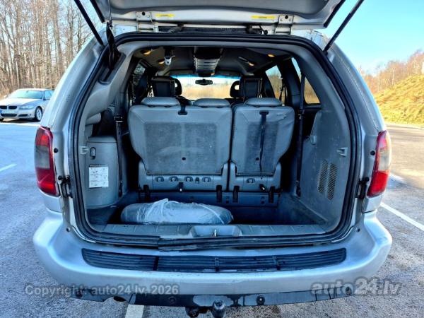 Grey Chrysler Grand Voyager 2004 in Tallinn, with an engine capacity of 2.80 L and mileage of 282 thousand km for 995 €, photo 9 on AUTOMOTO.COM.LV