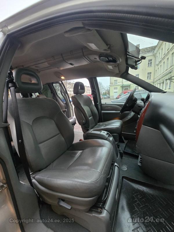 Pelēks Chrysler Grand Voyager 2005 Tallina, ar dzinēja tilpumu 2.80 L un nobraukumu 284 tūkst. km par 900 €, foto 11 vietnē AUTOMOTO.COM.LV