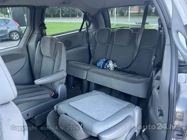 Grey Chrysler Grand Voyager 2005 in Narva, with an engine capacity of 2.80 L and mileage of 265 thousand km for 999 €, photo 10 on AUTOMOTO.COM.LV
