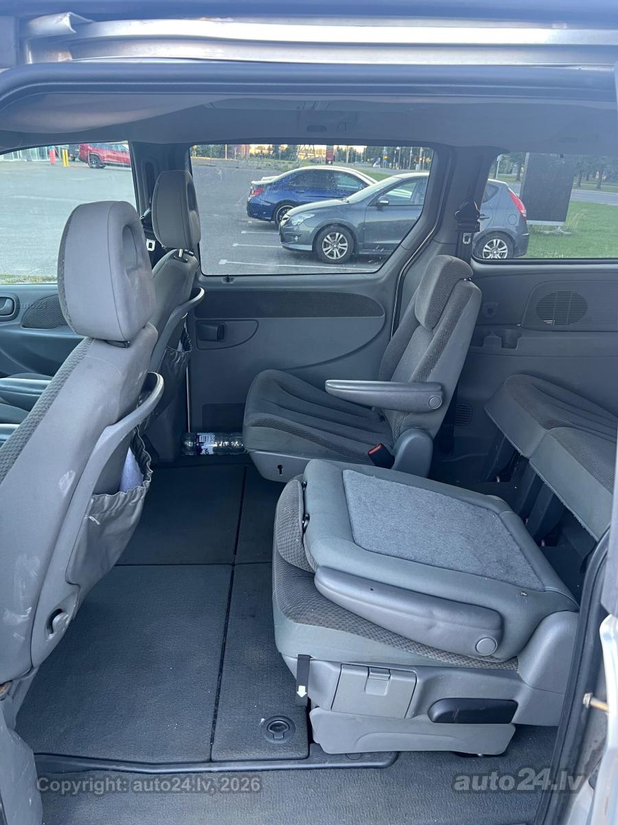 Grey Chrysler Grand Voyager 2005 in Narva, with an engine capacity of 2.80 L and mileage of 265 thousand km for 999 €, photo 12 on AUTOMOTO.COM.LV