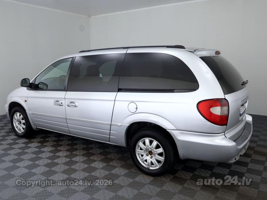 Pelēks Chrysler Grand Voyager 2005 Tallina, ar dzinēja tilpumu 2.80 L un nobraukumu 332 tūkst. km par 1399 €, foto 5 vietnē AUTOMOTO.COM.LV