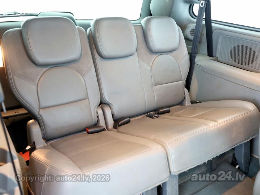 Pelēks Chrysler Grand Voyager 2005 Tallina, ar dzinēja tilpumu 2.80 L un nobraukumu 332 tūkst. km par 1399 €, foto 9 vietnē AUTOMOTO.COM.LV