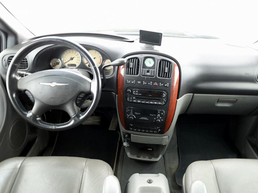 Grey Chrysler Grand Voyager 2005 in Tallinn, with an engine capacity of 2.80 L and mileage of 332 thousand km for 1399 €, photo 6 on AUTOMOTO.COM.LV