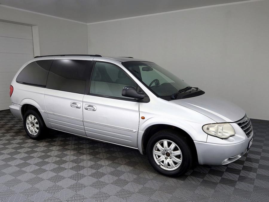 Grey Chrysler Grand Voyager 2005 in Tallinn, with an engine capacity of 2.80 L and mileage of 332 thousand km for 1399 €, photo 10 on AUTOMOTO.COM.LV