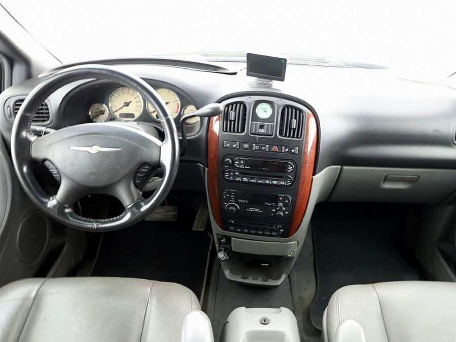 Grey Chrysler Grand Voyager 2005 in Tallinn, with an engine capacity of 2.80 L and mileage of 332 thousand km for 1399 €, photo 14 on AUTOMOTO.COM.LV