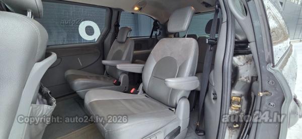 Pelēks Chrysler Grand Voyager 2006 Tallina, ar dzinēja tilpumu 2.80 L un nobraukumu 289 tūkst. km par 2950 €, foto 11 vietnē AUTOMOTO.COM.LV