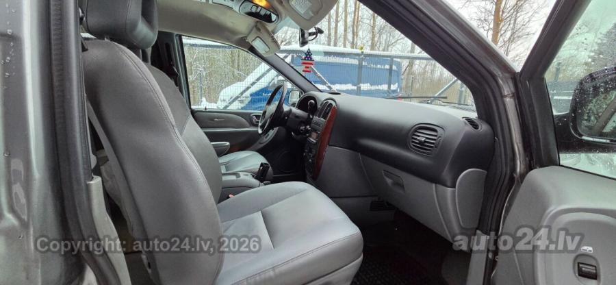 Grey Chrysler Grand Voyager 2006 in Tallinn, with an engine capacity of 2.80 L and mileage of 289 thousand km for 2950 €, photo 12 on AUTOMOTO.COM.LV