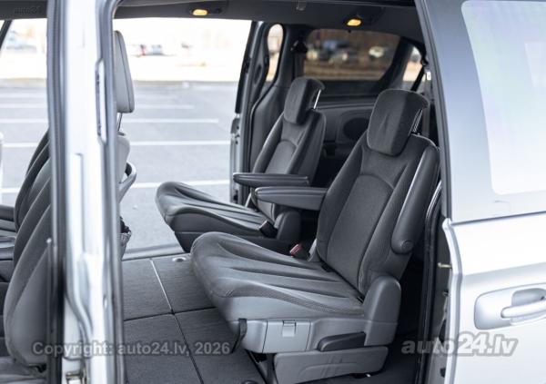 Pelēks Chrysler Grand Voyager 2006 Tallina, ar dzinēja tilpumu 2.80 L un nobraukumu 263 tūkst. km par 2998 €, foto 11 vietnē AUTOMOTO.COM.LV