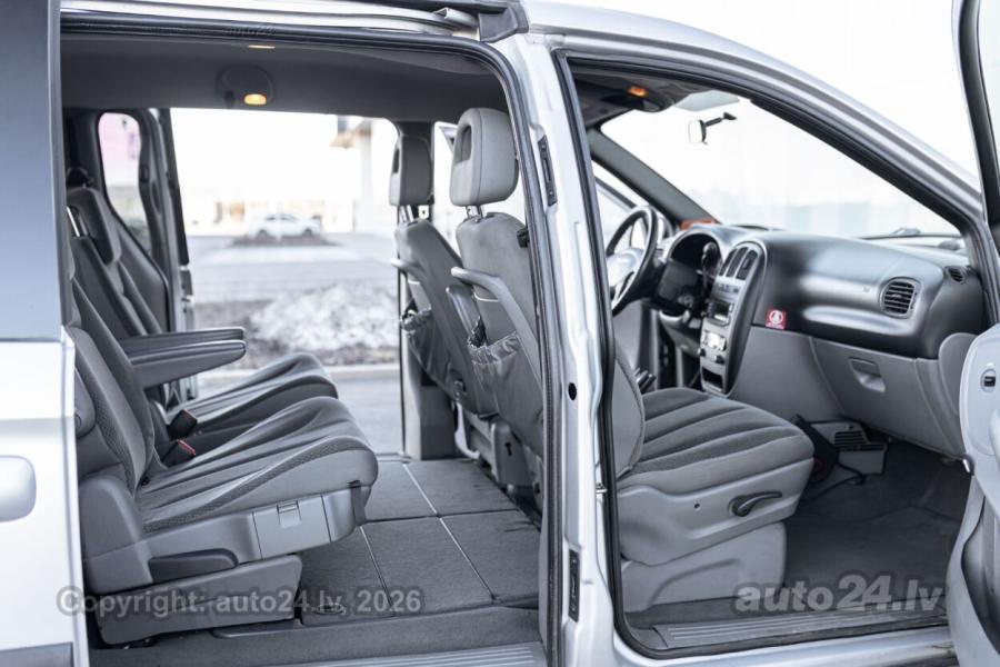 Grey Chrysler Grand Voyager 2006 in Tallinn, with an engine capacity of 2.80 L and mileage of 263 thousand km for 2998 €, photo 21 on AUTOMOTO.COM.LV