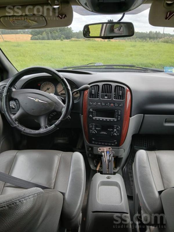 Grey Chrysler Grand Voyager 2006 in Cesis, with an engine capacity of 2.80 L and mileage of 259 thousand km for 1800 €, photo 6 on AUTOMOTO.COM.LV