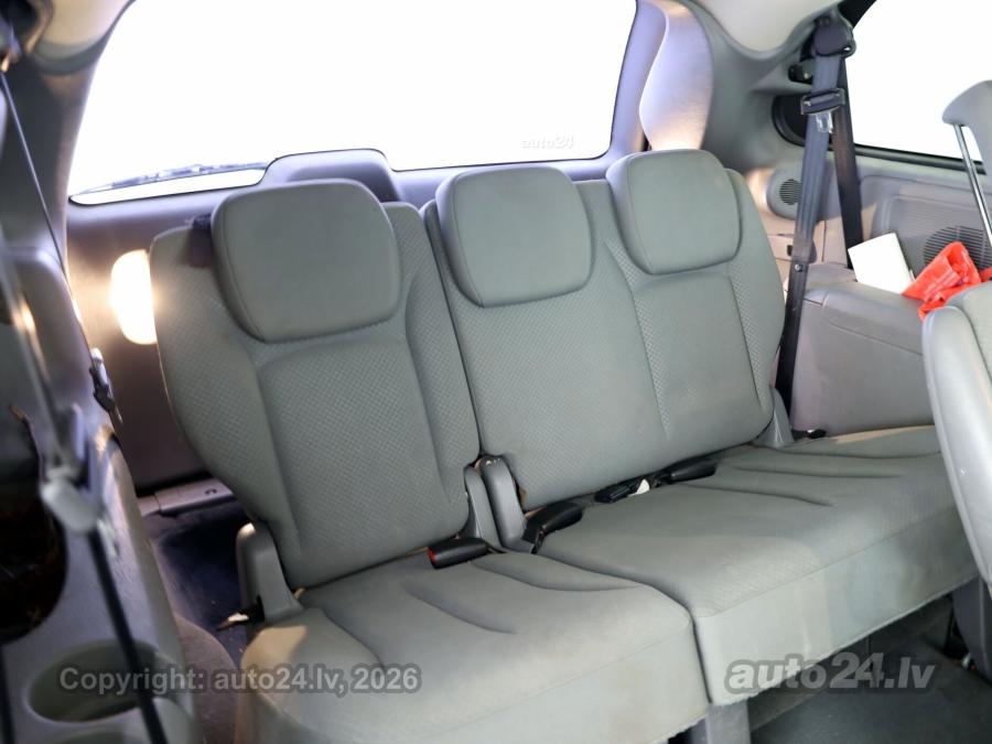 Pelēks Chrysler Grand Voyager 2007 Tallina, ar dzinēja tilpumu 2.80 L un nobraukumu 352 tūkst. km par 899 €, foto 9 vietnē AUTOMOTO.COM.LV