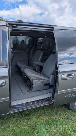 Pelēks Chrysler Grand Voyager 2007 Cēsis, ar dzinēja tilpumu 2.80 L un nobraukumu 298 tūkst. km par 1750 €, foto 7 vietnē AUTOMOTO.COM.LV