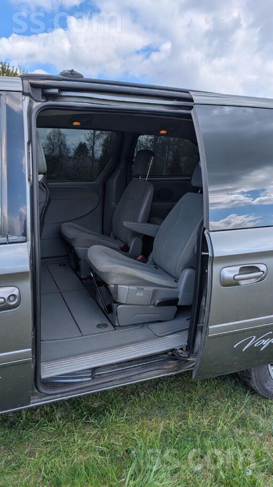 Pelēks Chrysler Grand Voyager 2007 Cēsis, ar dzinēja tilpumu 2.80 L un nobraukumu 298 tūkst. km par 1750 €, foto 7 vietnē AUTOMOTO.COM.LV