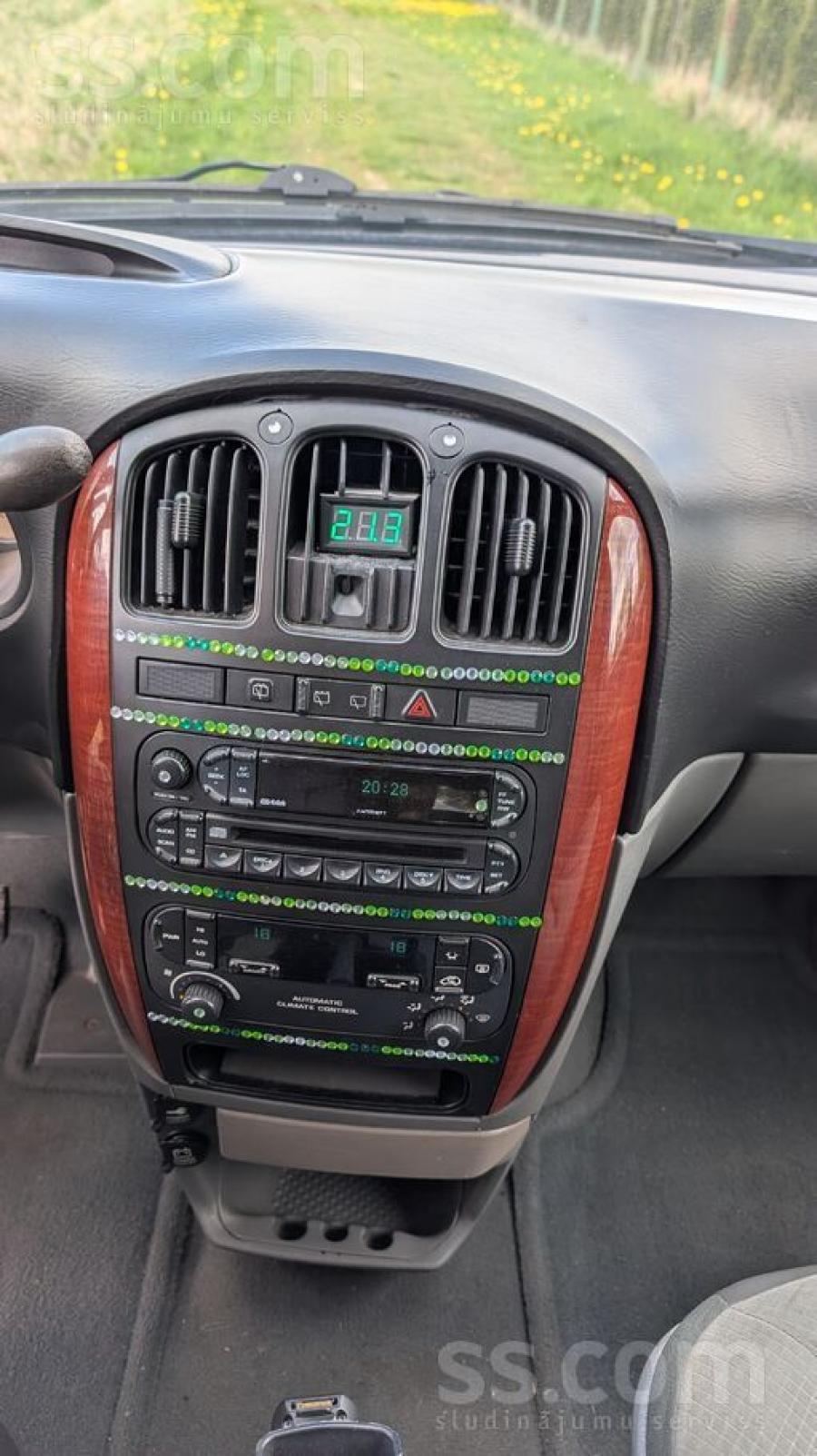 Pelēks Chrysler Grand Voyager 2007 Cēsis, ar dzinēja tilpumu 2.80 L un nobraukumu 298 tūkst. km par 1750 €, foto 12 vietnē AUTOMOTO.COM.LV