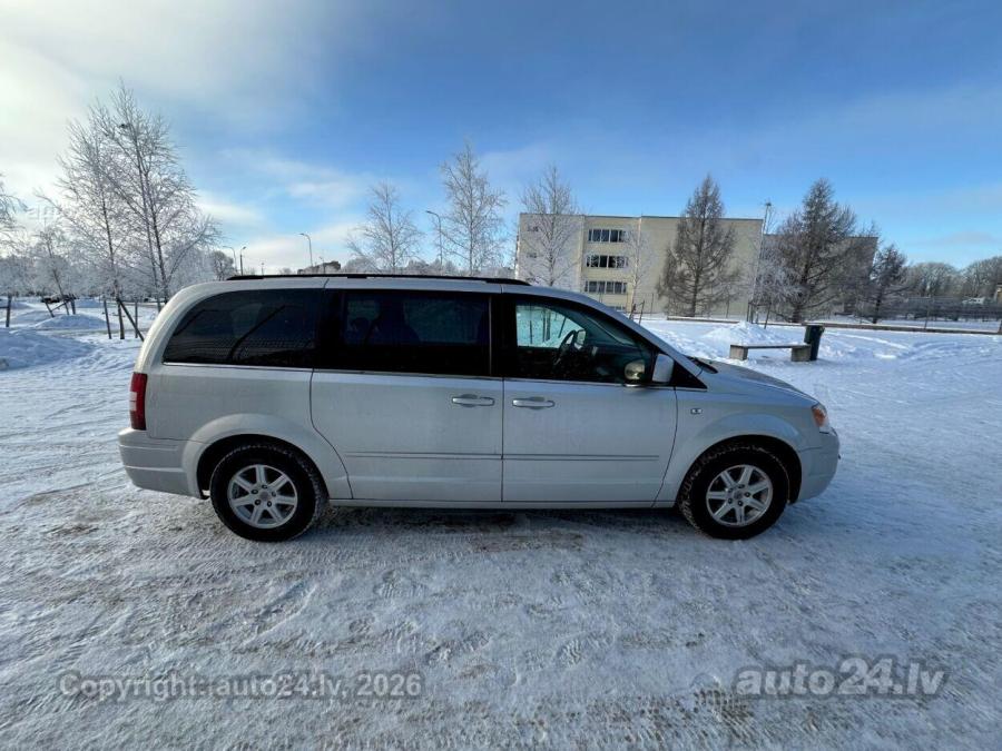 Grey Chrysler Grand Voyager 2008 in Tartu, with an engine capacity of 2.80 L and mileage of 275 thousand km for 4499 €, photo 6 on AUTOMOTO.COM.LV