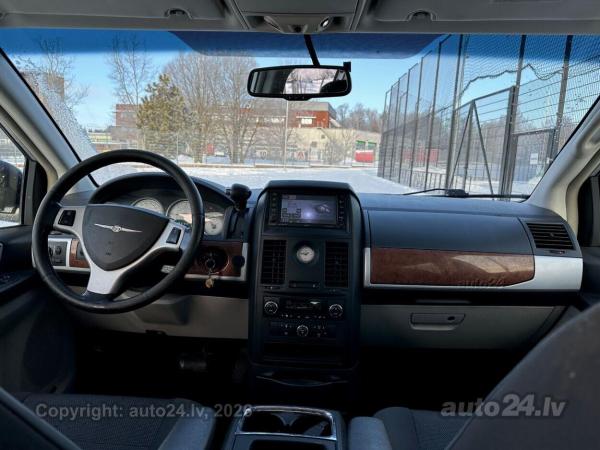 Grey Chrysler Grand Voyager 2008 in Tartu, with an engine capacity of 2.80 L and mileage of 275 thousand km for 4499 €, photo 11 on AUTOMOTO.COM.LV