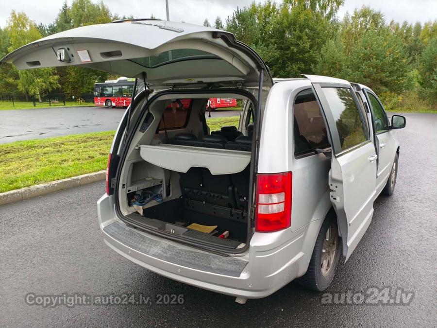 Pelēks Chrysler Grand Voyager 2008 Tartu, ar dzinēja tilpumu 2.80 L un nobraukumu 224 tūkst. km par 3999 €, foto 9 vietnē AUTOMOTO.COM.LV
