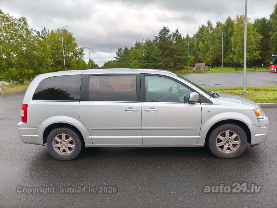 Pelēks Chrysler Grand Voyager 2008 Tartu, ar dzinēja tilpumu 2.80 L un nobraukumu 224 tūkst. km par 3999 €, foto 10 vietnē AUTOMOTO.COM.LV