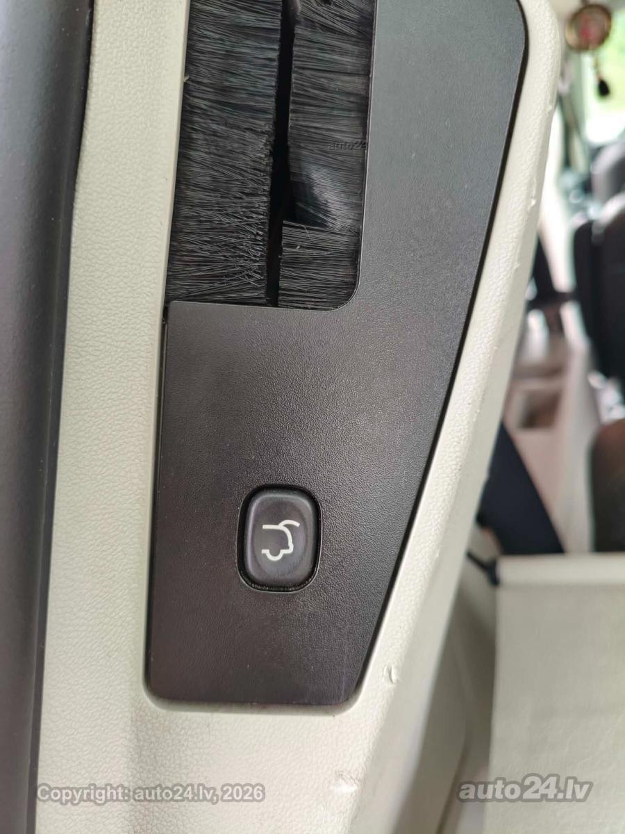 Pelēks Chrysler Grand Voyager 2008 Tartu, ar dzinēja tilpumu 2.80 L un nobraukumu 224 tūkst. km par 3999 €, foto 12 vietnē AUTOMOTO.COM.LV