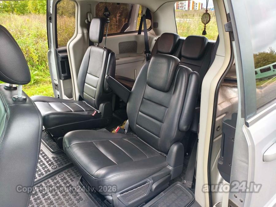 Pelēks Chrysler Grand Voyager 2008 Tartu, ar dzinēja tilpumu 2.80 L un nobraukumu 224 tūkst. km par 3999 €, foto 13 vietnē AUTOMOTO.COM.LV