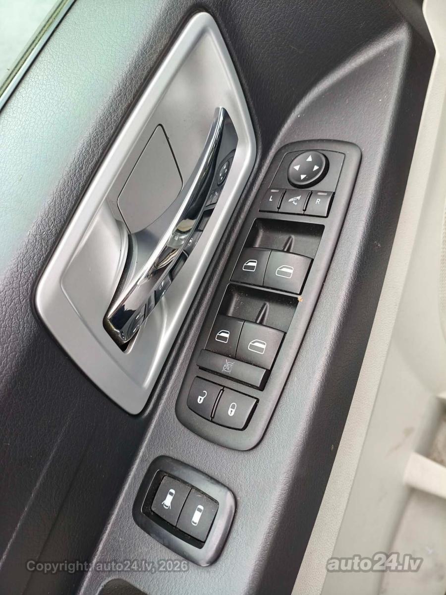 Pelēks Chrysler Grand Voyager 2008 Tartu, ar dzinēja tilpumu 2.80 L un nobraukumu 224 tūkst. km par 3999 €, foto 19 vietnē AUTOMOTO.COM.LV