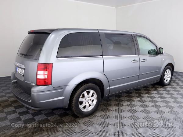 Grey Chrysler Grand Voyager 2009 in Tallinn, with an engine capacity of 2.80 L and mileage of 359 thousand km for 1999 €, photo 3 on AUTOMOTO.COM.LV