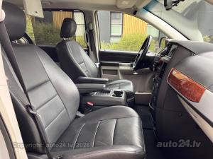Grey Chrysler Grand Voyager 2009 in Tartu, with an engine capacity of 2.80 L and mileage of 281 thousand km for 3599 €, photo 8 on AUTOMOTO.COM.LV