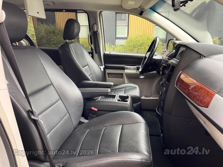 Grey Chrysler Grand Voyager 2009 in Tartu, with an engine capacity of 2.80 L and mileage of 281 thousand km for 3599 €, photo 8 on AUTOMOTO.COM.LV