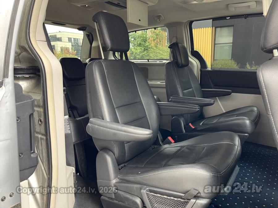Grey Chrysler Grand Voyager 2009 in Tartu, with an engine capacity of 2.80 L and mileage of 281 thousand km for 3599 €, photo 10 on AUTOMOTO.COM.LV