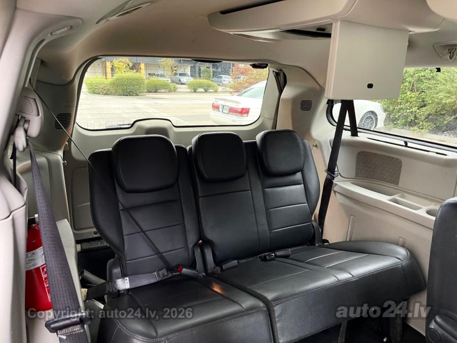 Grey Chrysler Grand Voyager 2009 in Tartu, with an engine capacity of 2.80 L and mileage of 281 thousand km for 3599 €, photo 11 on AUTOMOTO.COM.LV